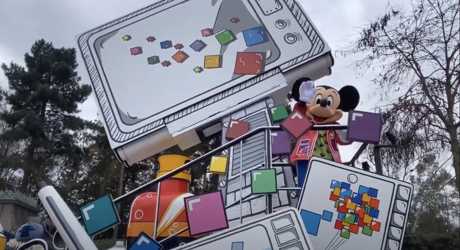 Video: The New "A Million Splashes of Colour" Daytime Spectacle at ...