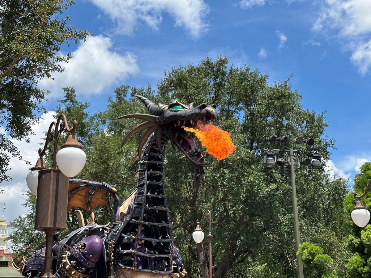 Celebrating 10 Years of the Festival of Fantasy Parade at the Magic ...