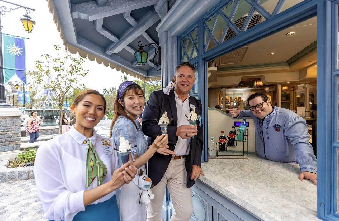 Disney Legend Josh Gad Visits World of Frozen at Hong Kong Disneyland ...