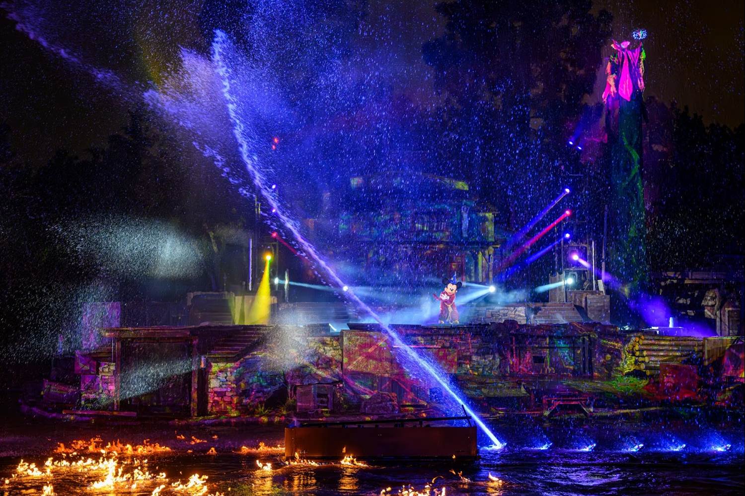 Maleficent Rises In Reimagined Battle Scene When Fantasmic! Returns To ...