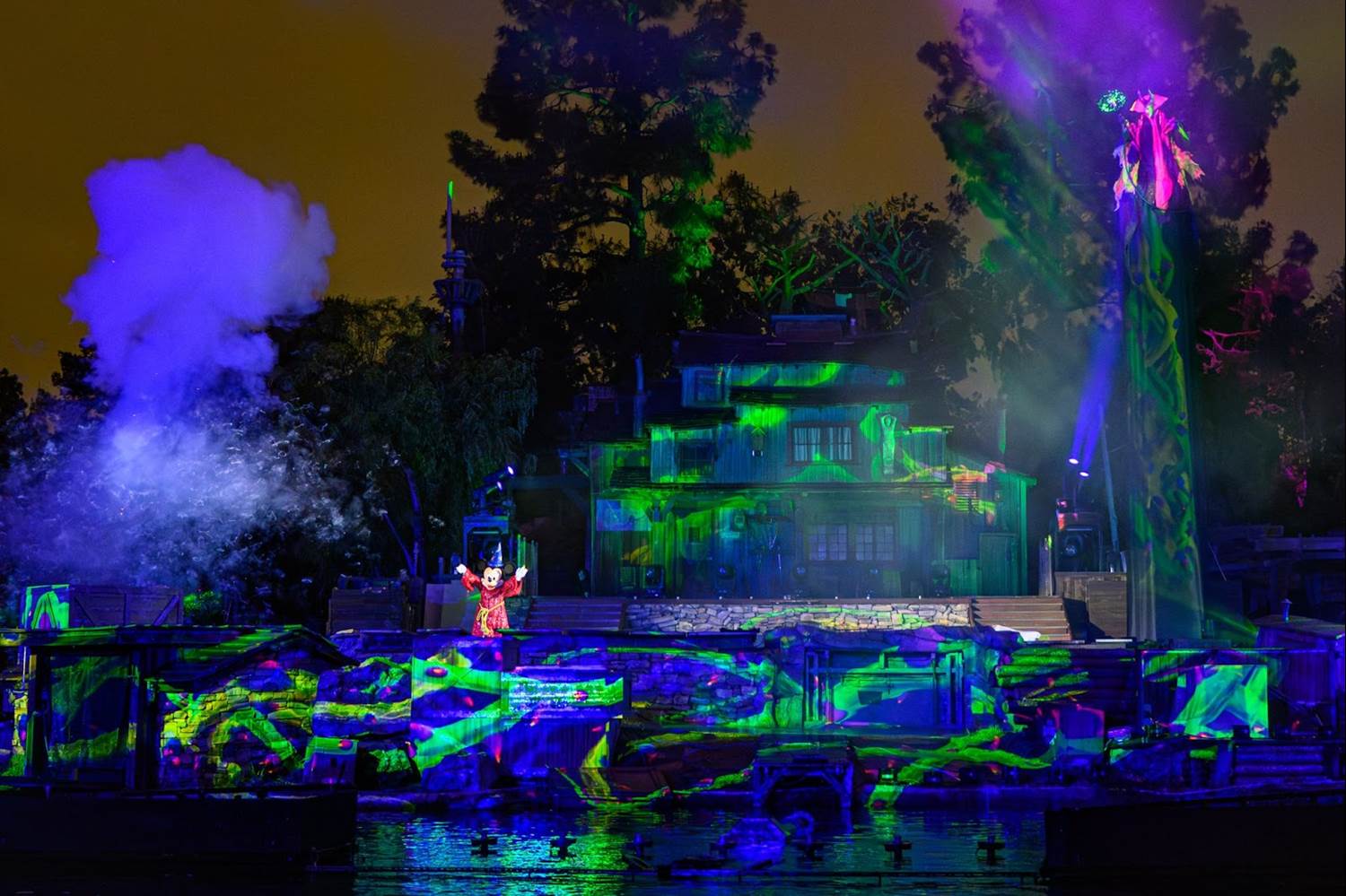 Maleficent Rises In Reimagined Battle Scene When Fantasmic! Returns To ...