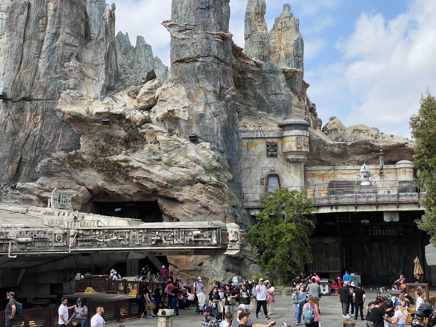 New Droid "Bard" Appears at Disneyland's Star Wars: Galaxy's Edge for ...