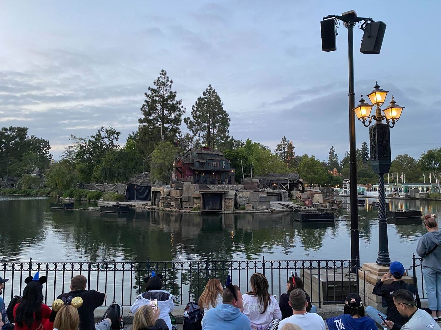 Theme Park Review: "Fantasmic!" Dining Package at Disneyland Makes for ...