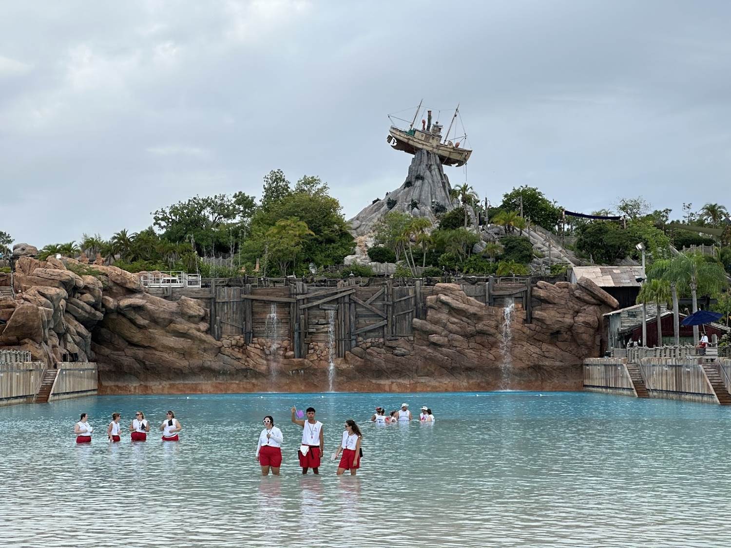 Photos: World’s Largest Swimming Lesson at Typhoon Lagoon ...