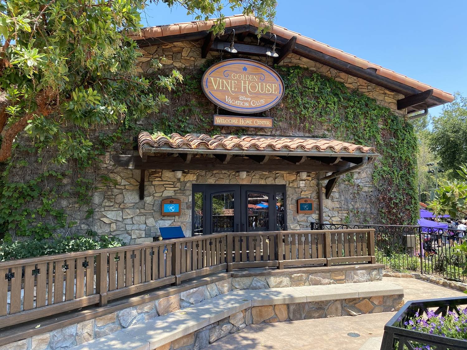 Photos: Disney Vacation Club "Golden Vine House" Welcome Home Center ...