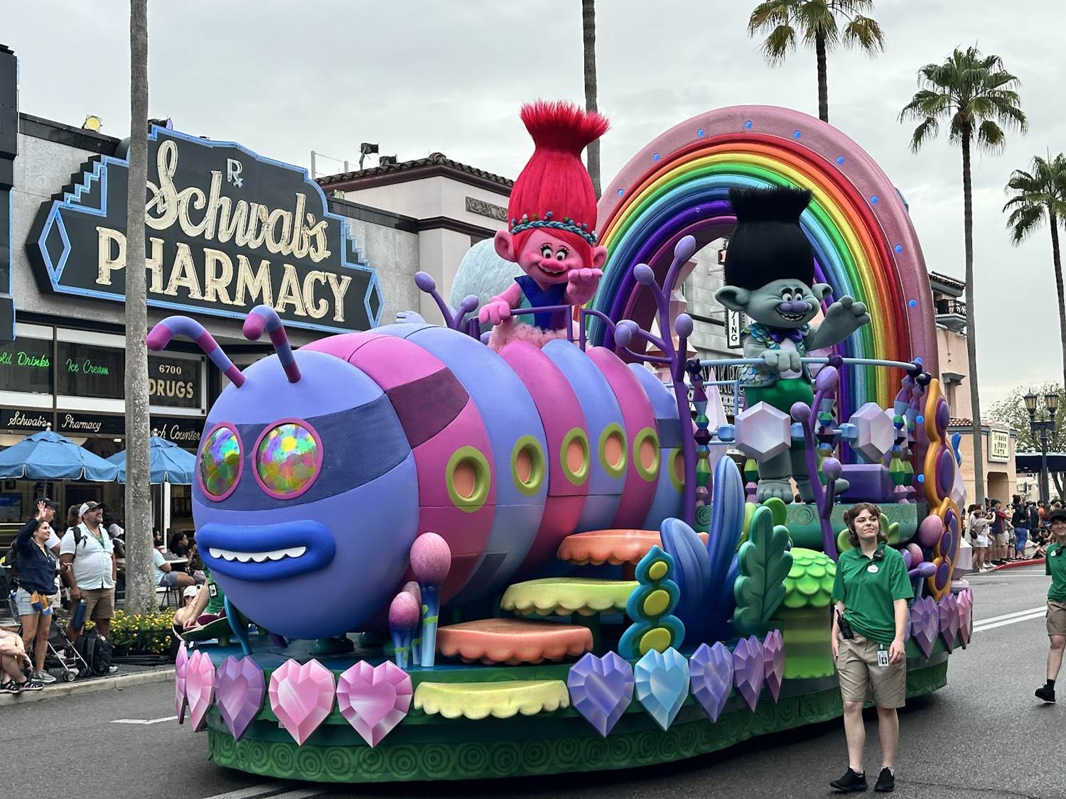Video: Go Behind The Scenes For A Look At Universal's Mega Movie Parade ...