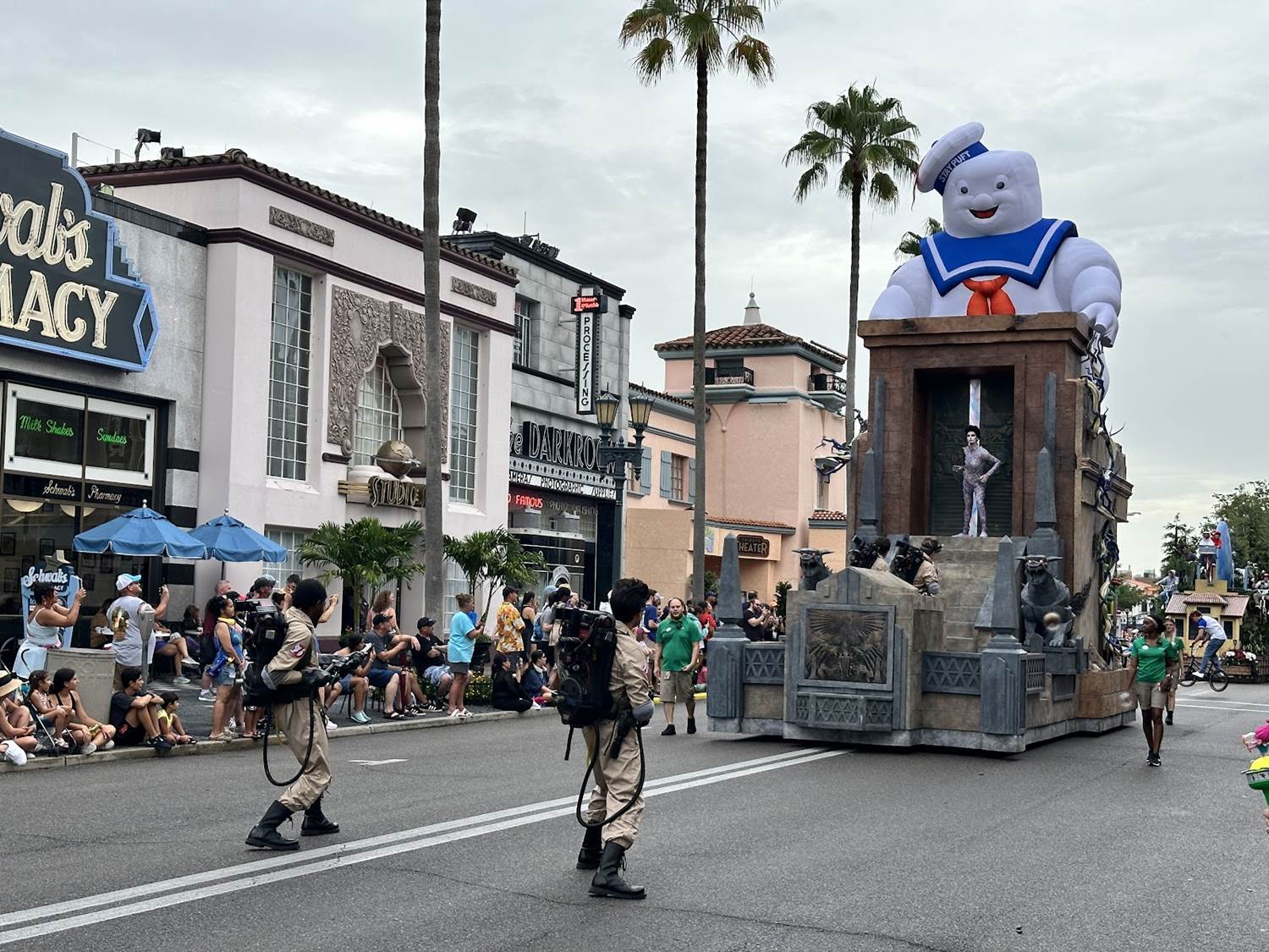Video: Go Behind The Scenes For A Look At Universal's Mega Movie Parade ...