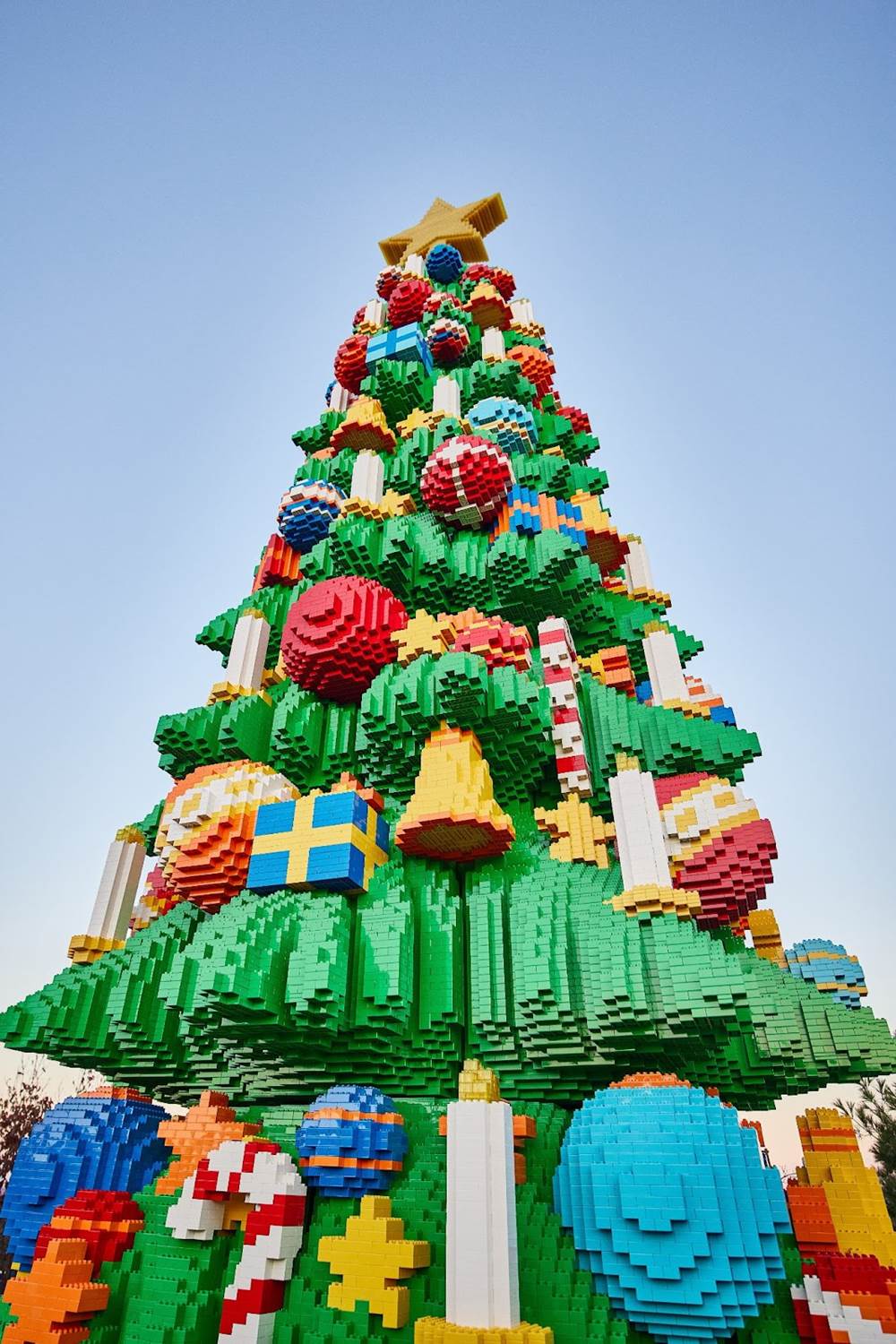 New LEGO Christmas Tree And Entertainment Anchors Holiday Fun Coming to ...