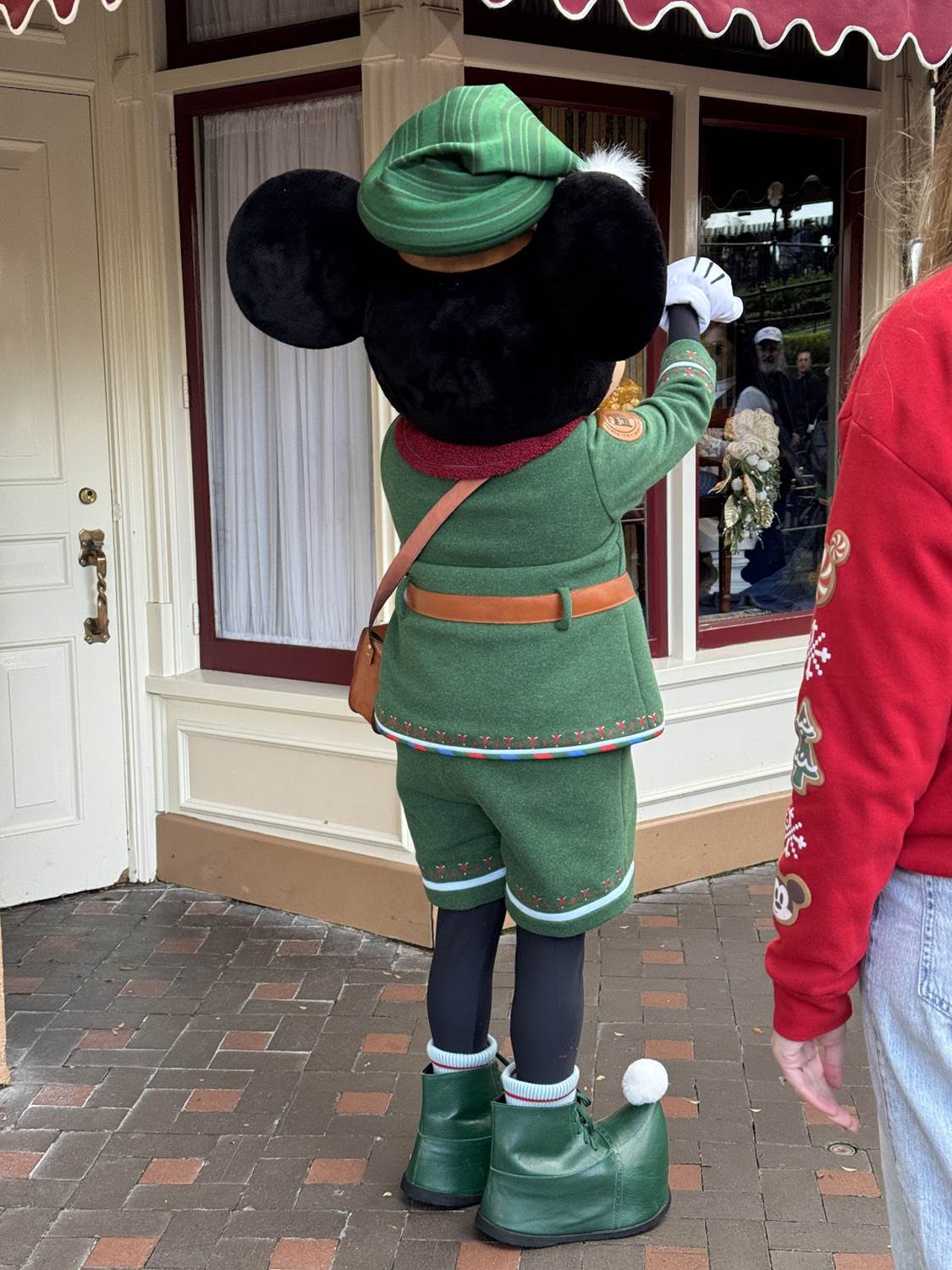 Mickey and Minnie Debut Elf-Tacular New Costumes for Holidays at the ...