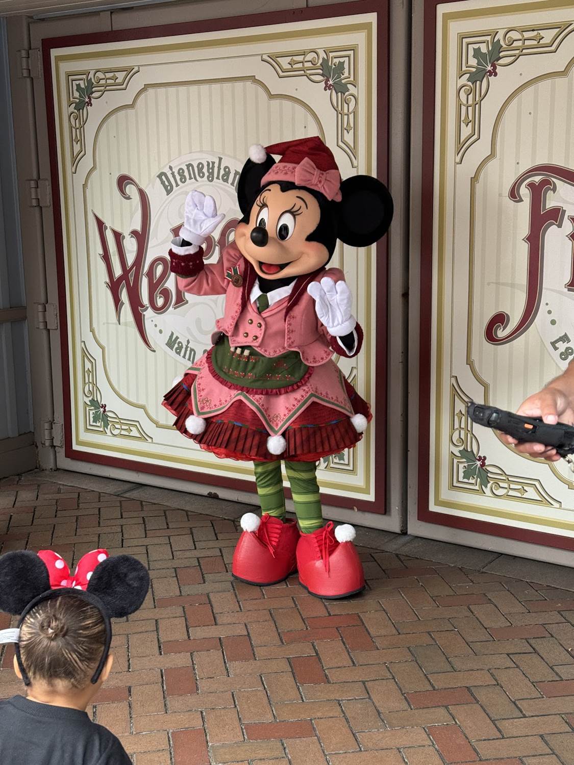 Mickey and Minnie Debut Elf-Tacular New Costumes for Holidays at the ...