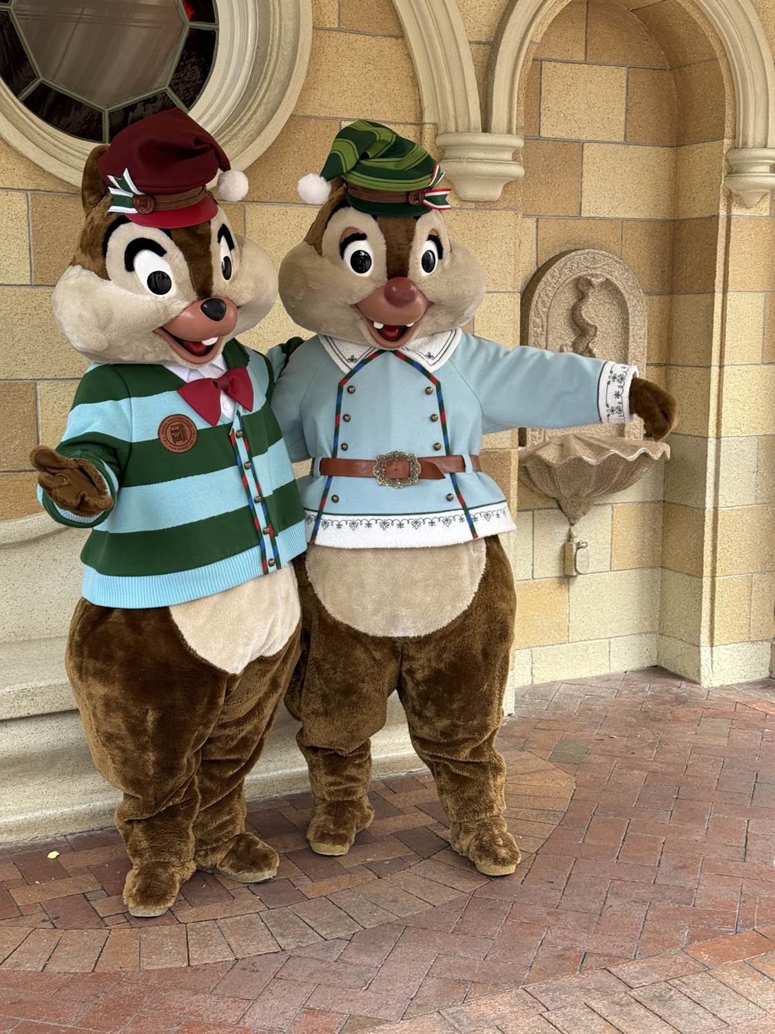 Mickey and Minnie Debut Elf-Tacular New Costumes for Holidays at the ...