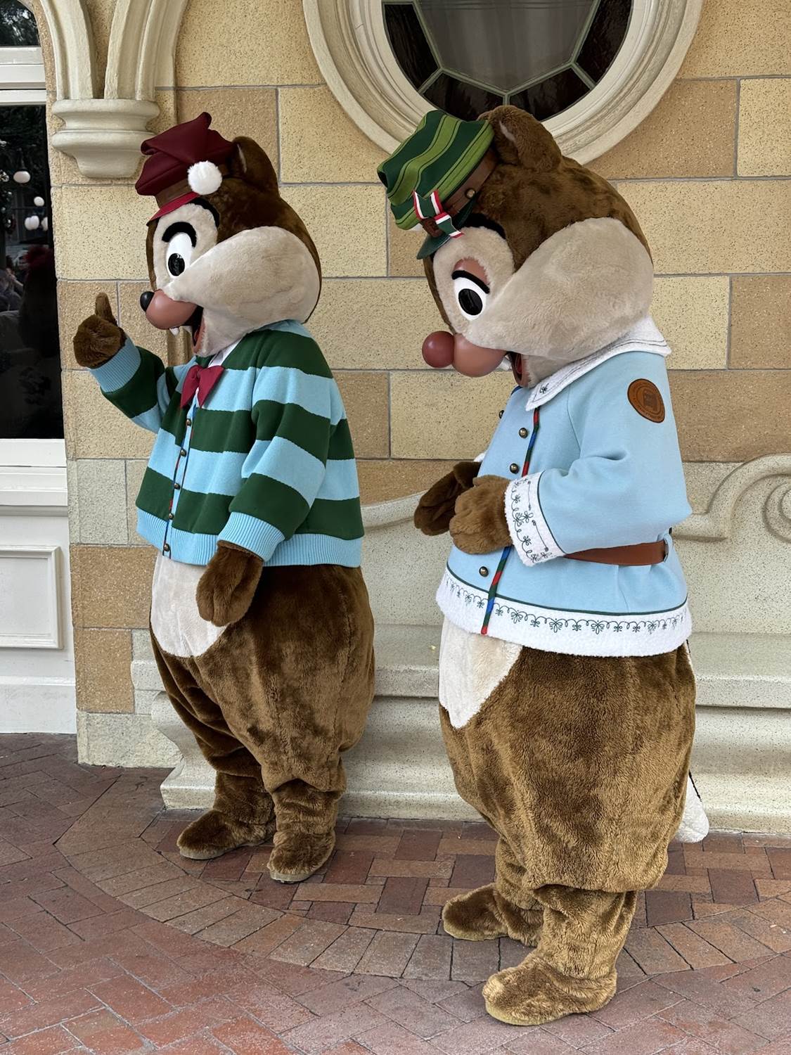 Mickey and Minnie Debut Elf-Tacular New Costumes for Holidays at the ...