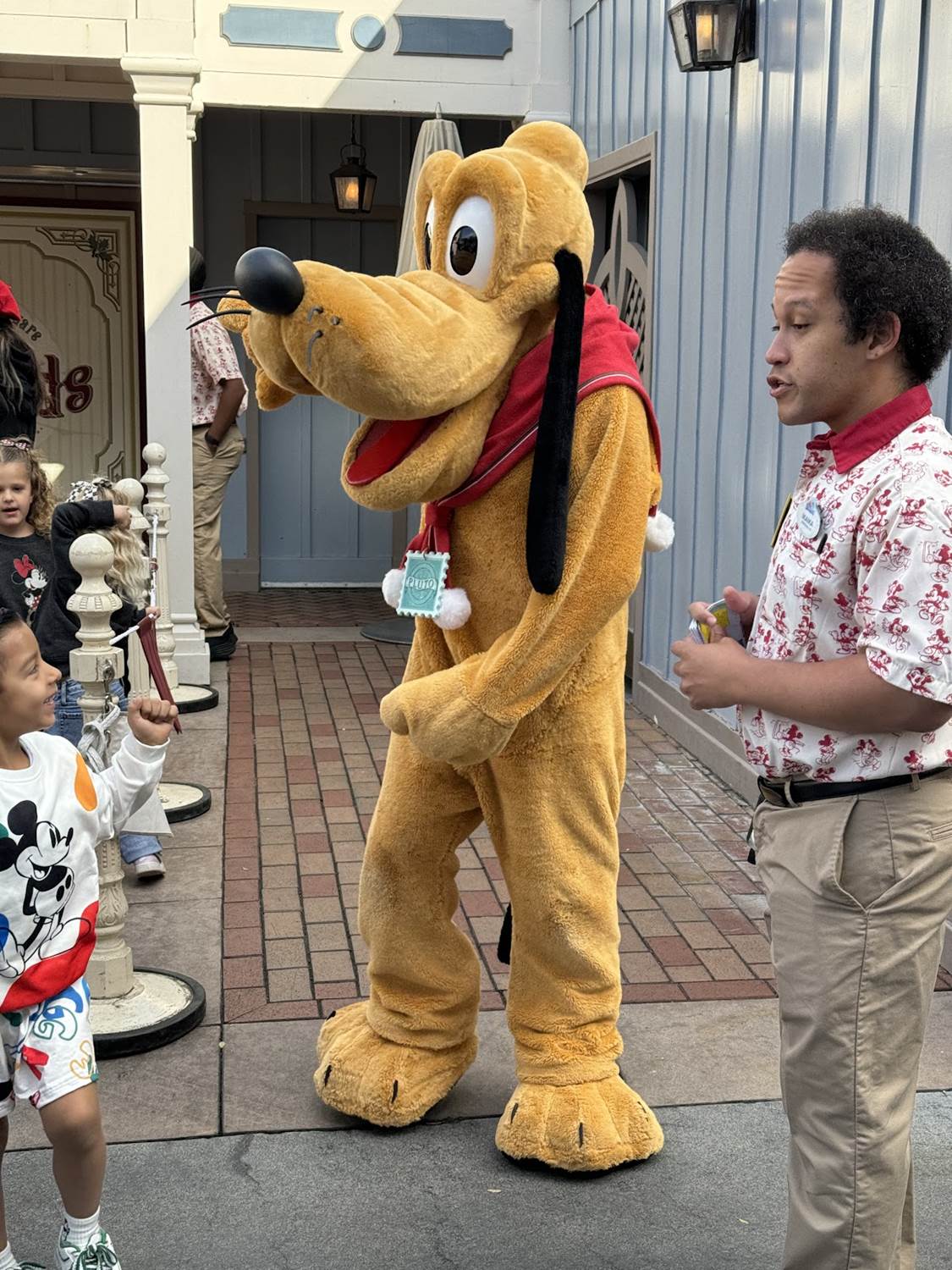 Mickey and Minnie Debut Elf-Tacular New Costumes for Holidays at the ...