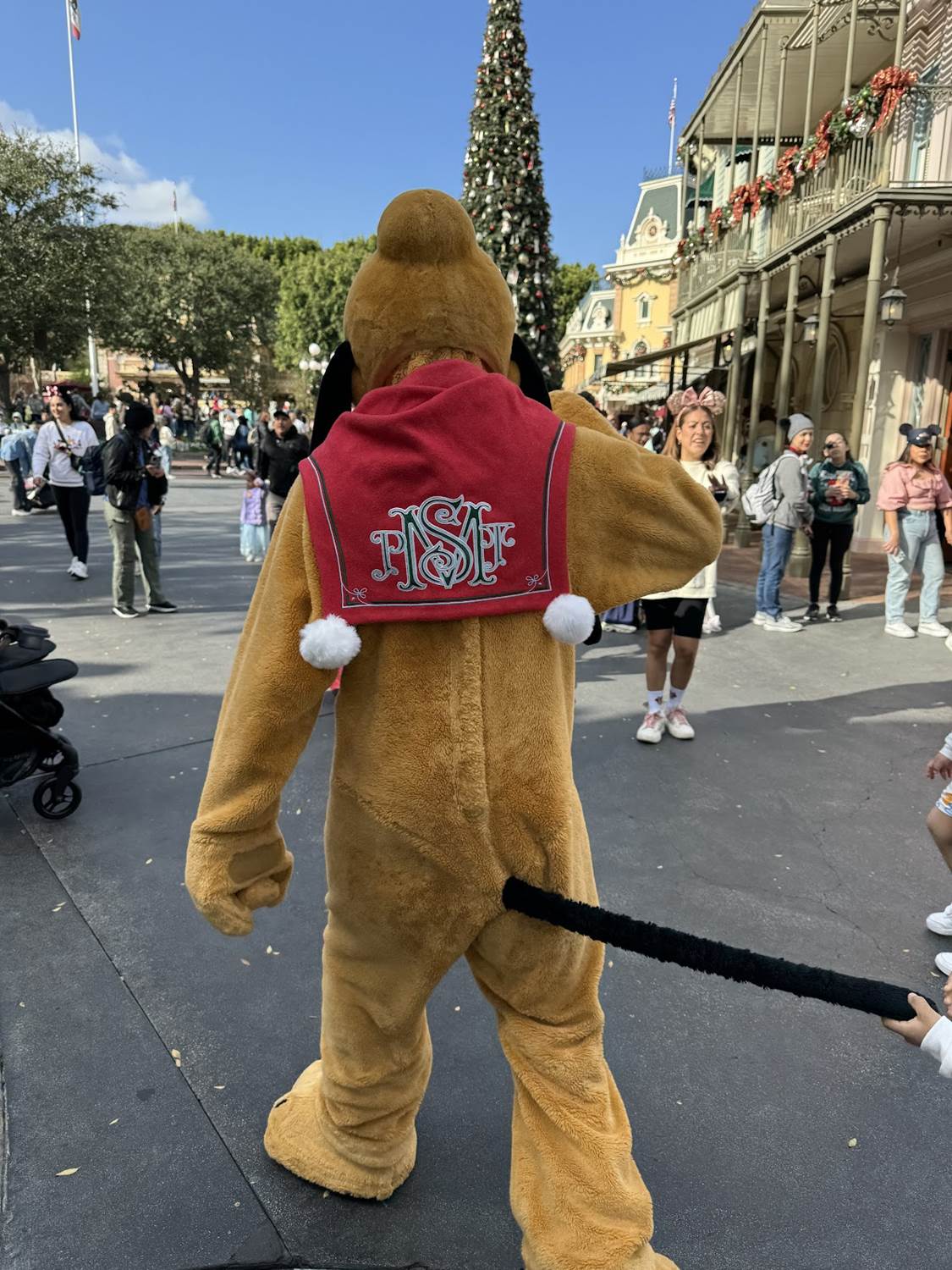 Mickey and Minnie Debut Elf-Tacular New Costumes for Holidays at the ...