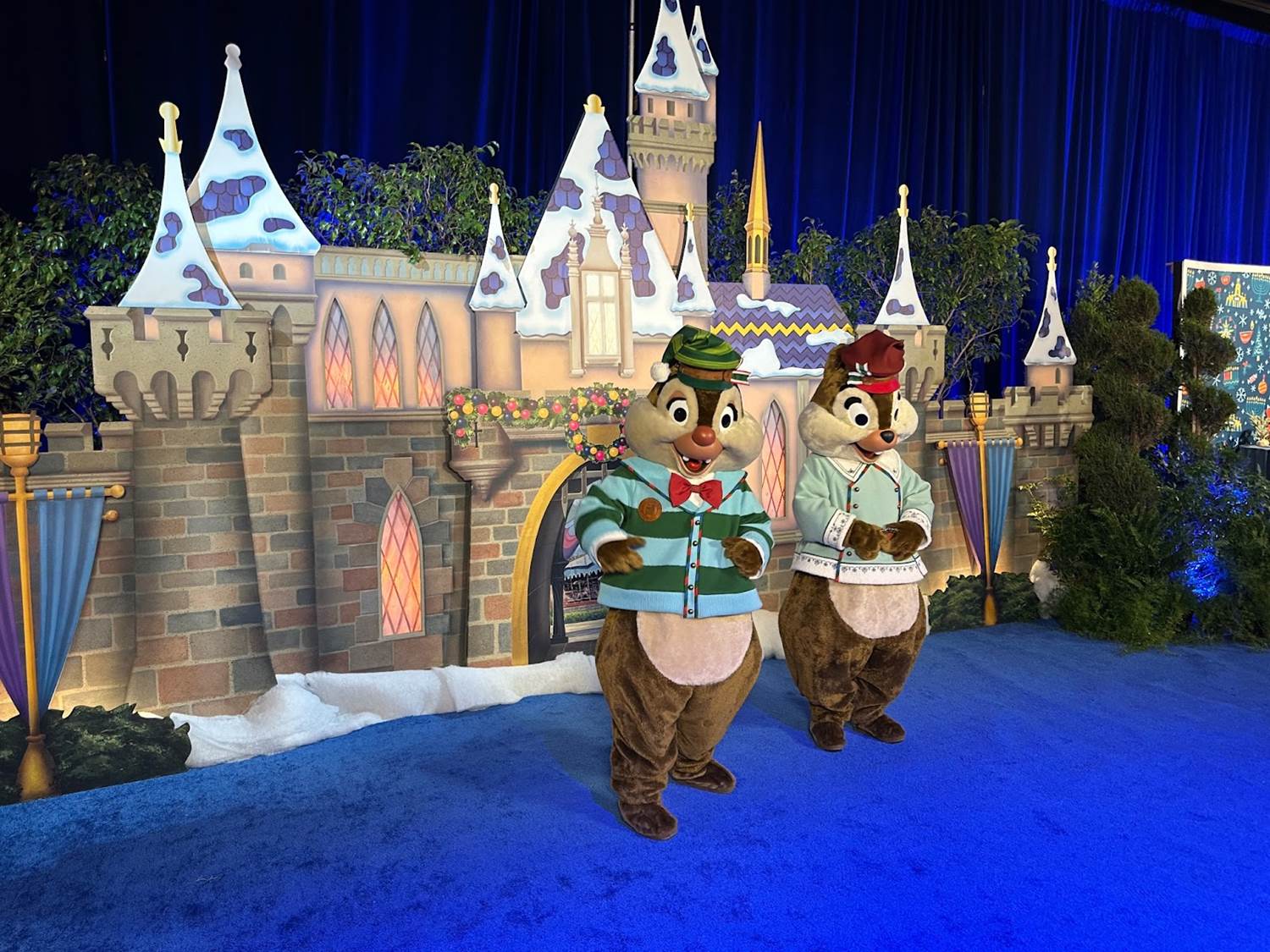 Mickey and Minnie Debut Elf-Tacular New Costumes for Holidays at the ...