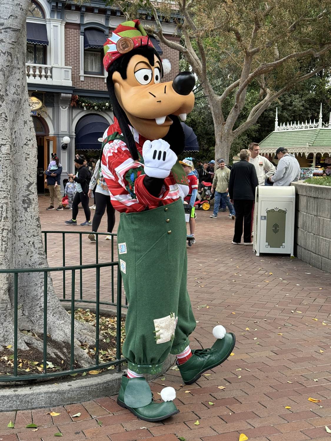 Mickey and Minnie Debut Elf-Tacular New Costumes for Holidays at the ...