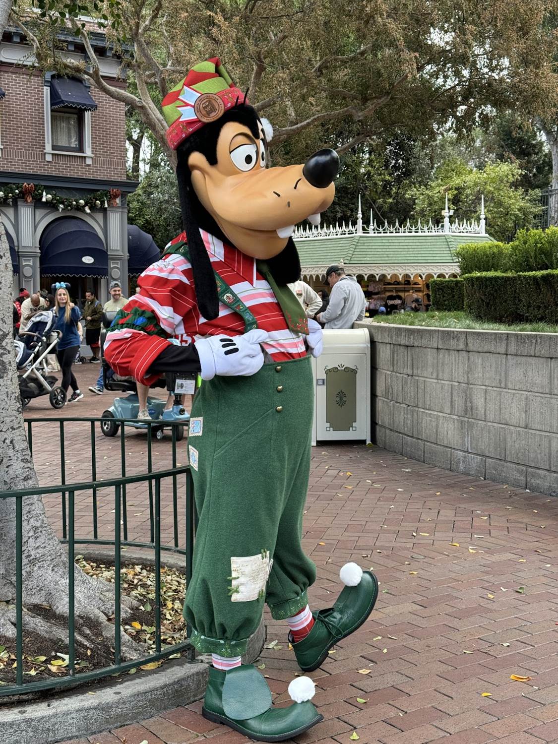 Mickey and Minnie Debut Elf-Tacular New Costumes for Holidays at the ...