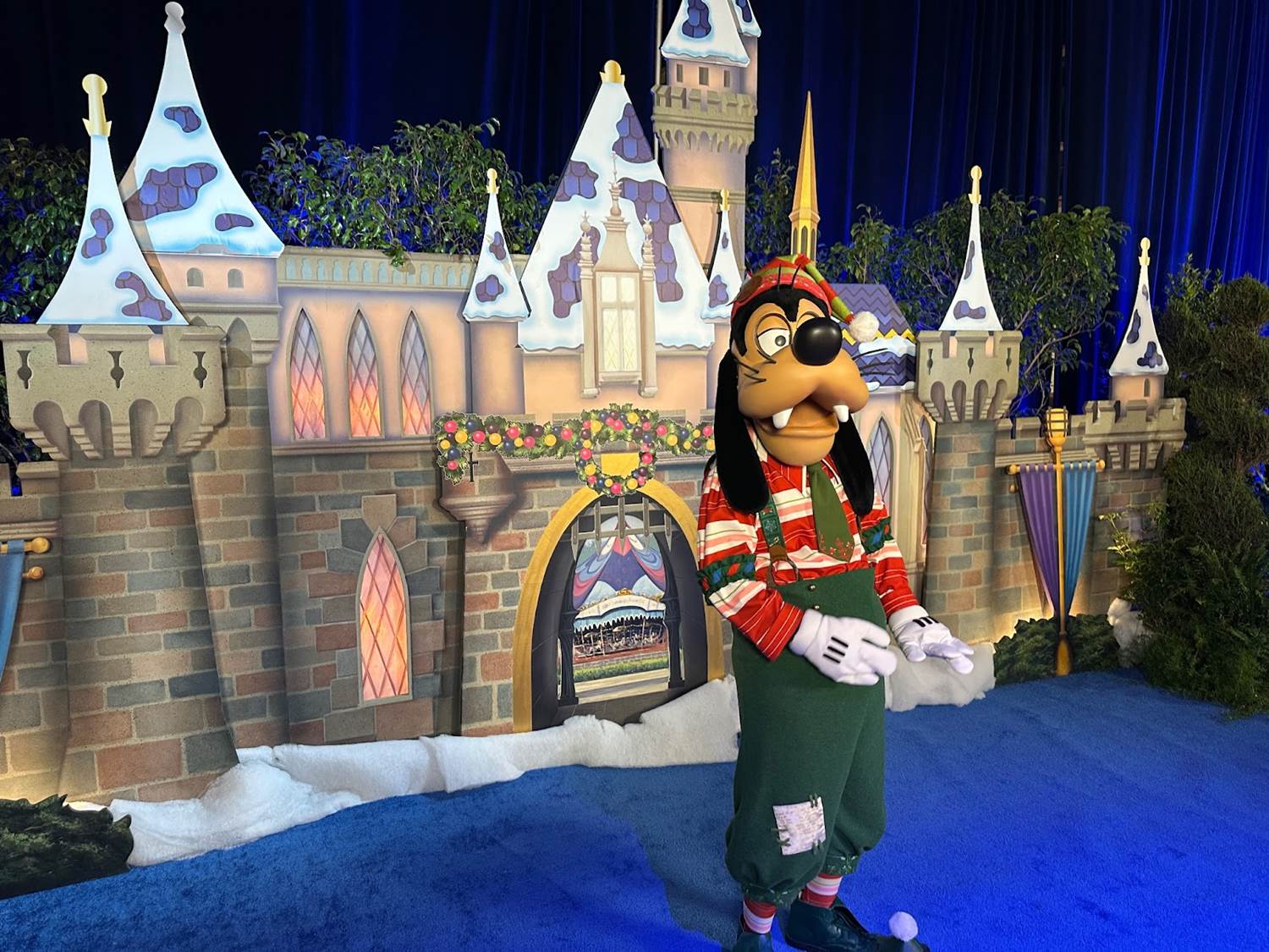 Mickey and Minnie Debut Elf-Tacular New Costumes for Holidays at the ...