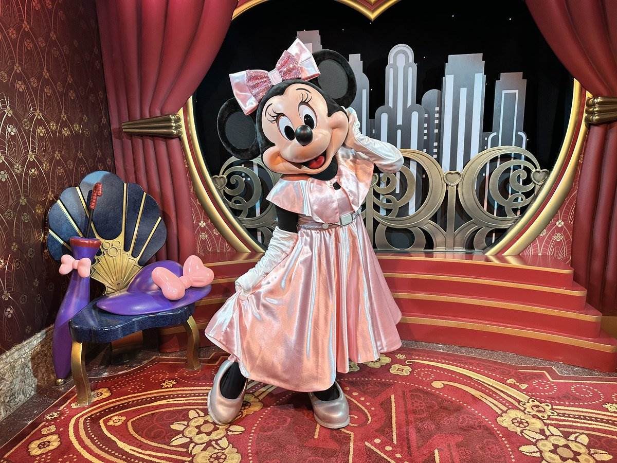 Minnie Mouse Debuts New Red Carpet Fashions at Meet & Greet Location in ...