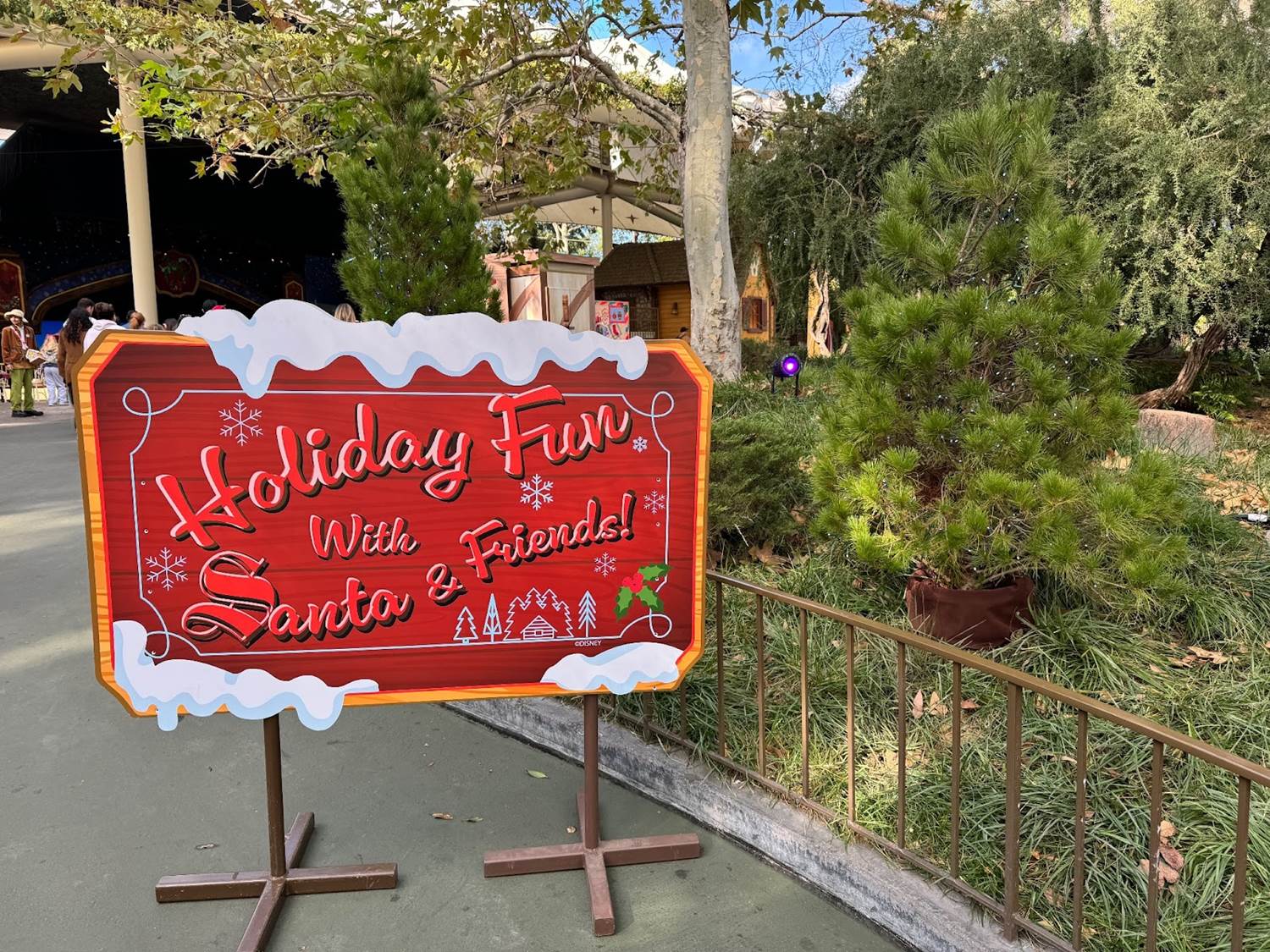Photos: “Holiday Fun with Santa and Friends!” Takes Over Disneyland’s ...