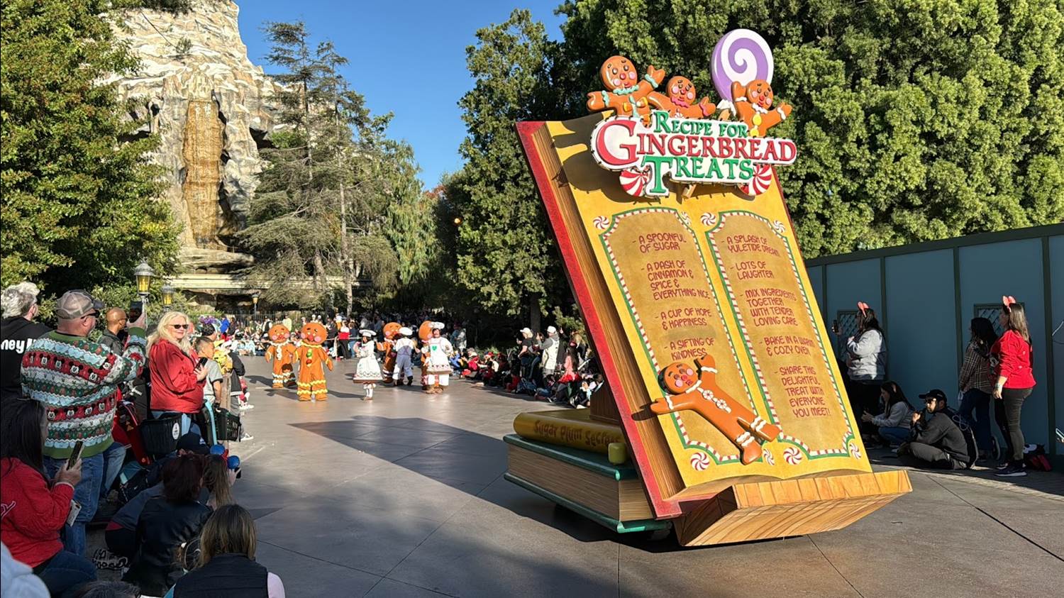 Photos / Video: A Christmas Fantasy Parade Returns to Disneyland Park ...
