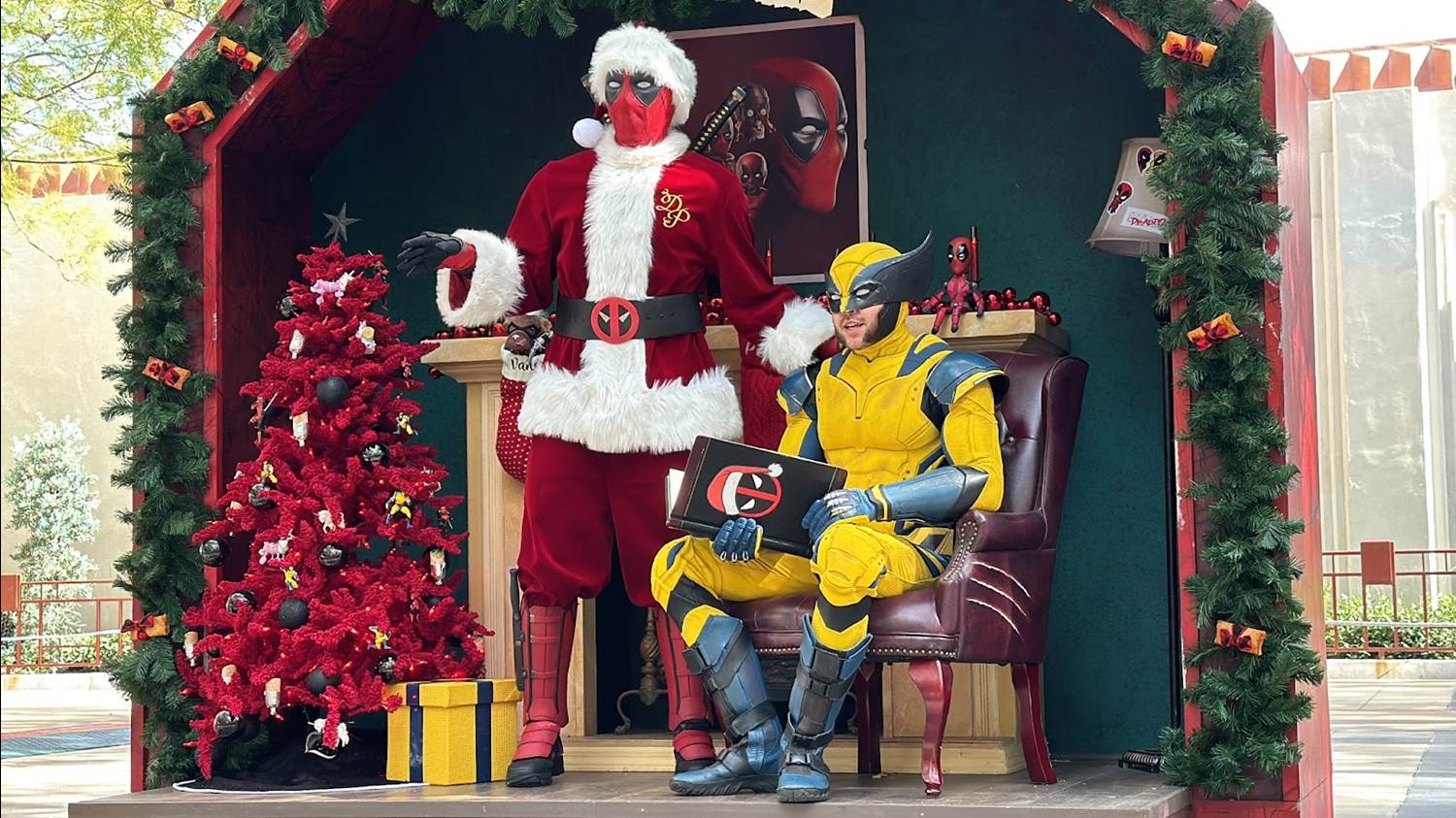 Photos / Video: Deadpool Tells the Story of “A Christmas Carol” in ...