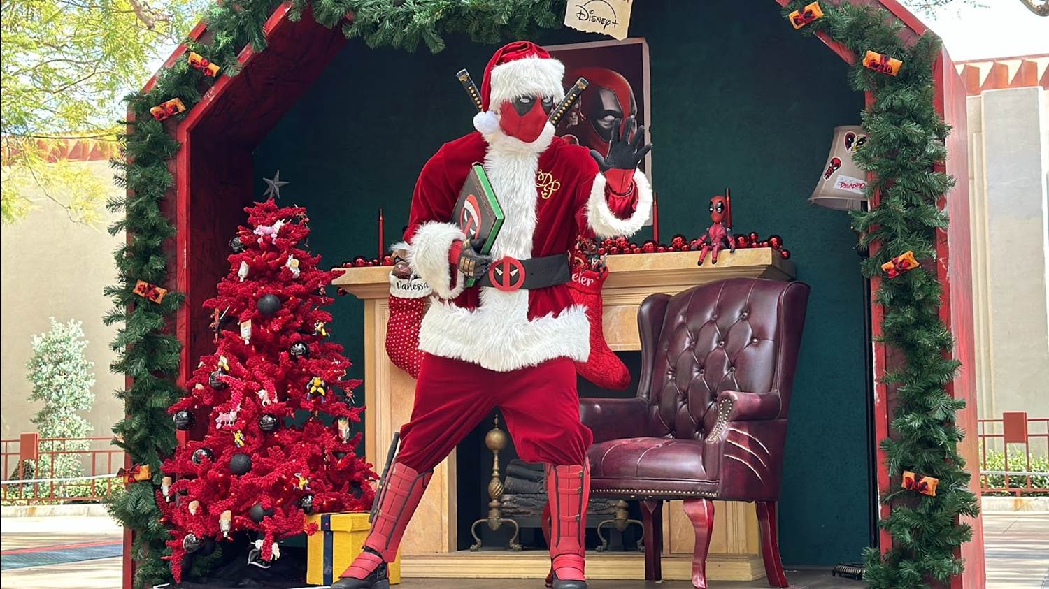 Photos / Video: Deadpool Tells the Story of “A Christmas Carol” in ...