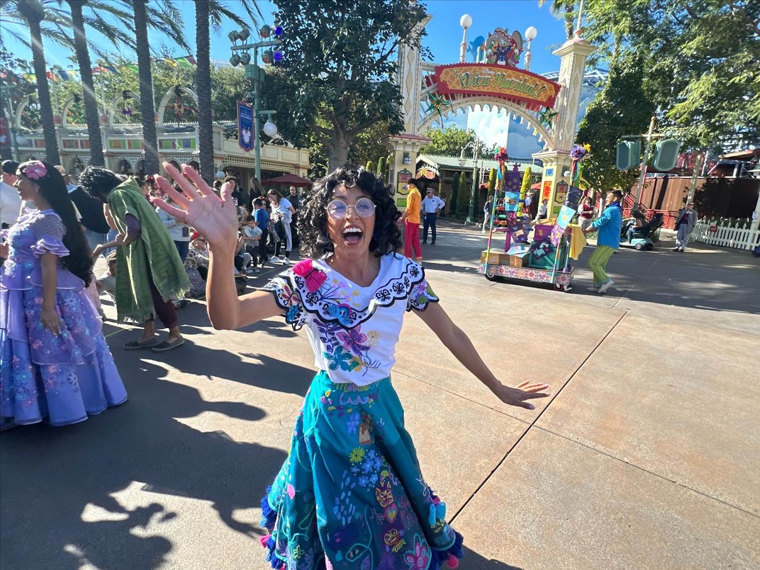 Photos/Video: "Mirabel's Gifts of the Season" Debuts at Disney ...