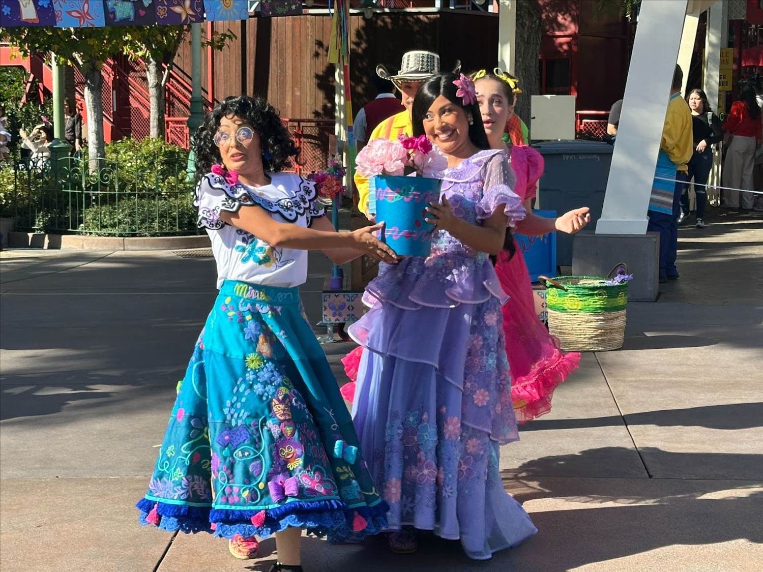 Photos/Video: "Mirabel's Gifts of the Season" Debuts at Disney ...