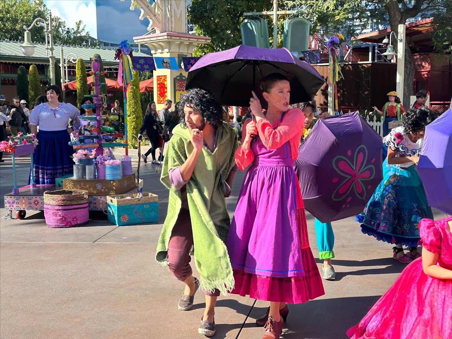 Photos/Video: "Mirabel's Gifts of the Season" Debuts at Disney ...