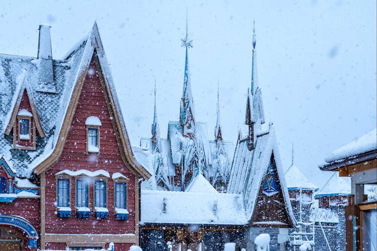 Disneyland Paris Transforms Into a Winter Wonderland After First ...
