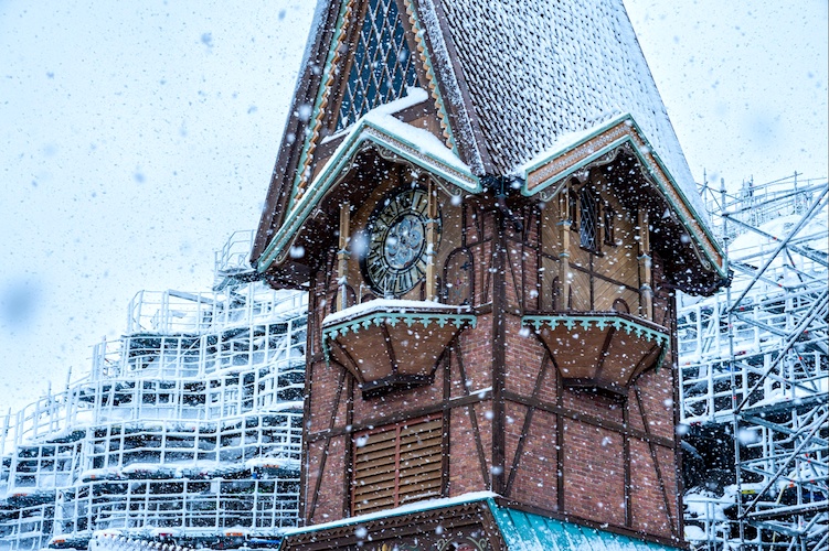 Disneyland Paris Transforms Into a Winter Wonderland After First ...