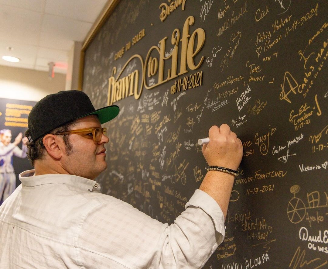 Josh Gad Visits Cirque du Soleil's Drawn to Life at Walt Disney World ...