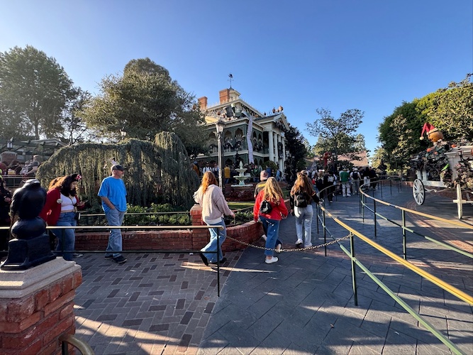 Photos/Audio: Disneyland's Haunted Mansion Opens Reimagined Queue with ...