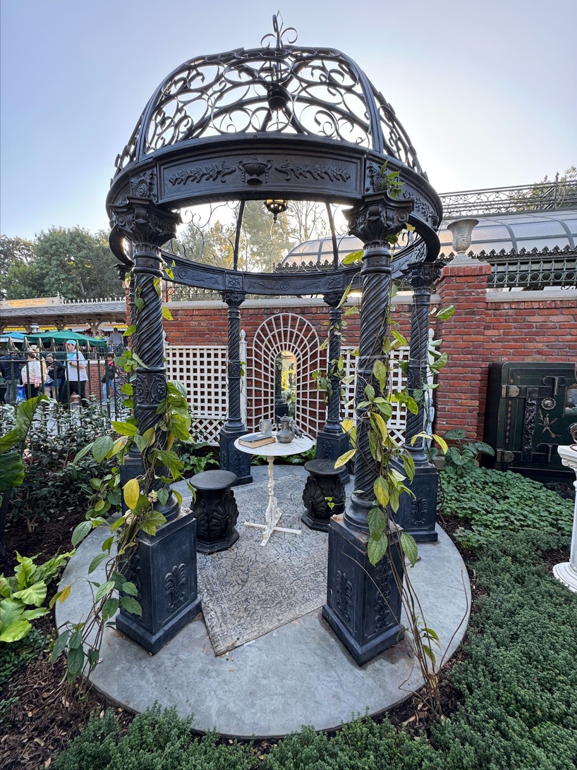 Photos/Audio: Disneyland's Haunted Mansion Opens Reimagined Queue with ...
