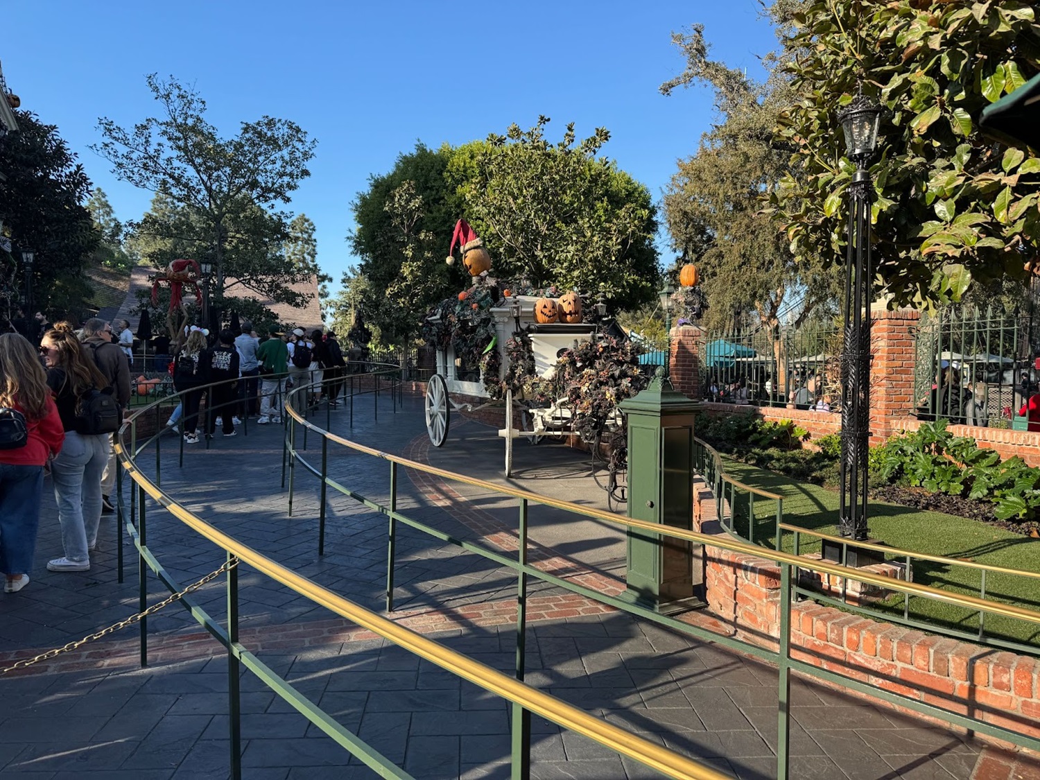 Photos/Audio: Disneyland's Haunted Mansion Opens Reimagined Queue with ...