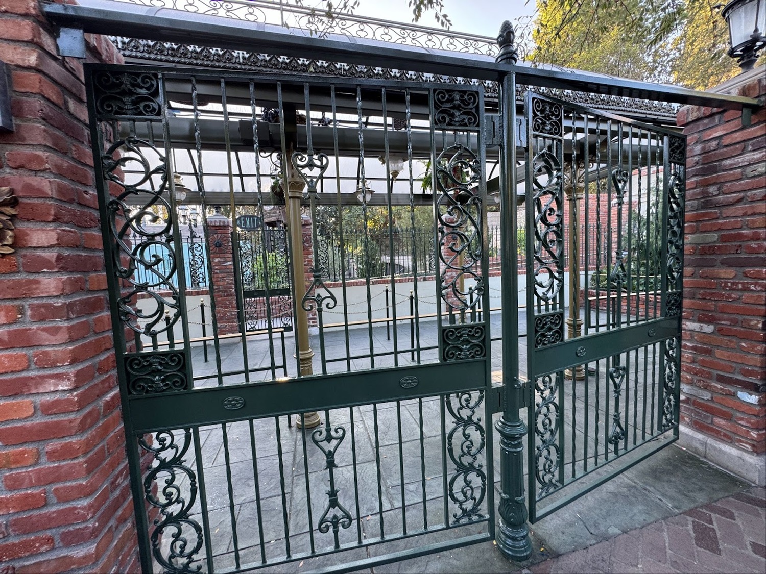 Photos/Audio: Disneyland's Haunted Mansion Opens Reimagined Queue with ...