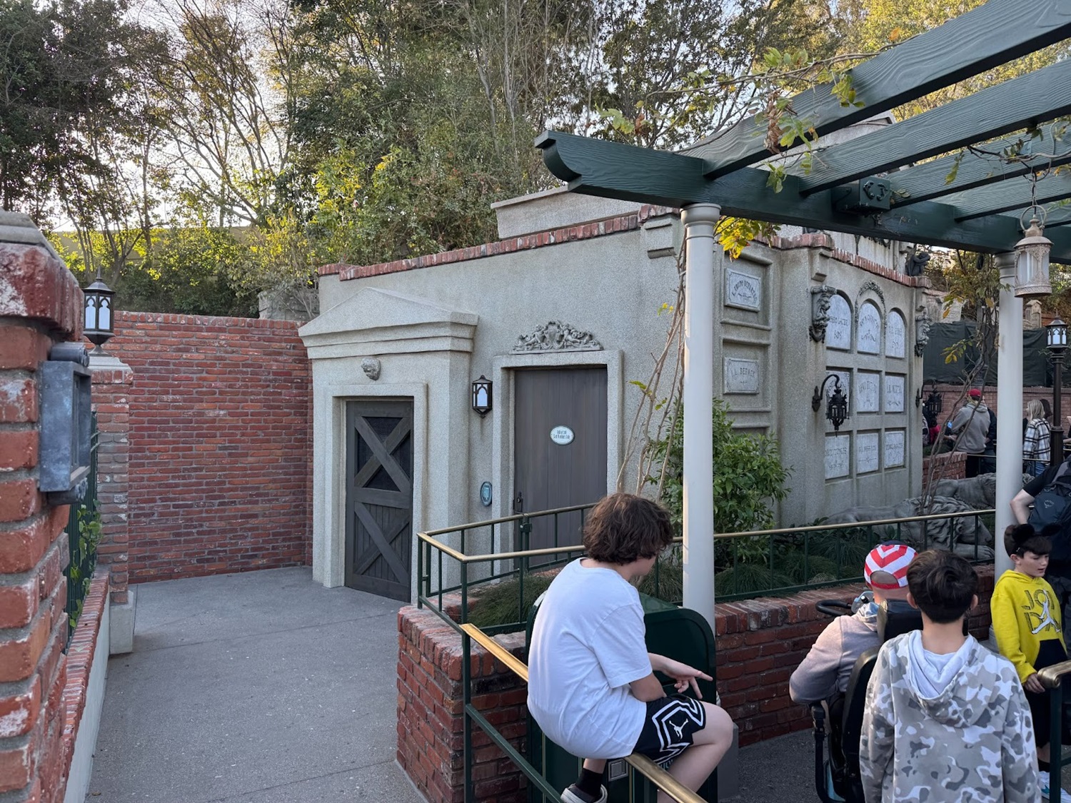 Photos/Audio: Disneyland's Haunted Mansion Opens Reimagined Queue with ...