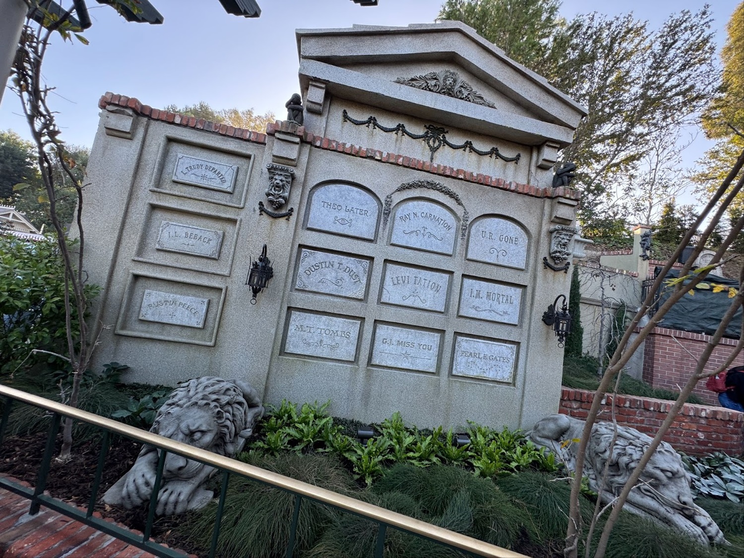 Photos/Audio: Disneyland's Haunted Mansion Opens Reimagined Queue with ...