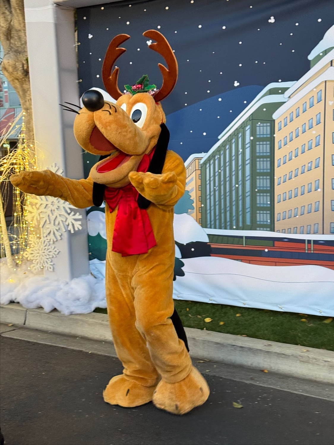 Photos: A Jolly Holiday On the Lot with D23 Serves Up Festive Disney ...